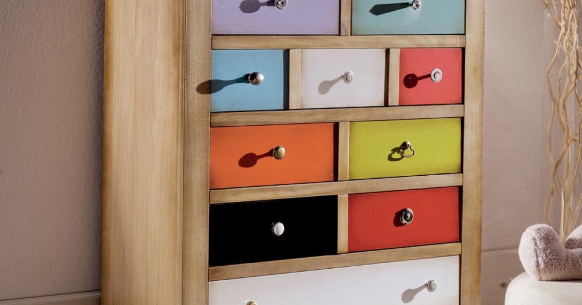 Kommode mit Schubladen in allen Farben und verschiedenen Griffen